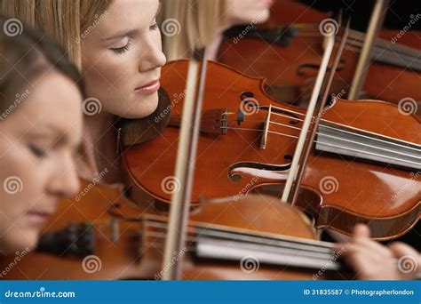 Kvinnor Som Spelar Fioler Fotografering För Bildbyråer Bild Av Horisontal 31835587