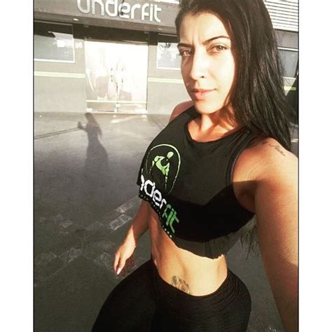 Ego Priscila Pires Posa De Barriga De Fora Esperando Academia Abrir