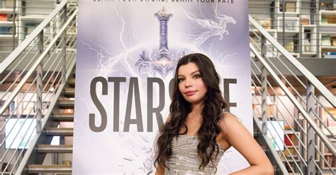 Alex Aster Se Prépare Pour La Soirée De Révélation Du Livre Starside