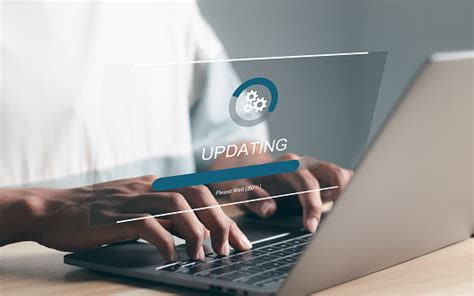 사업가 작업 및 업데이트 프로세스 설치 소프트웨어 업데이트 또는 운영 체제 업그레이드를 통해 새 버전의 추가 기능으로 장치를