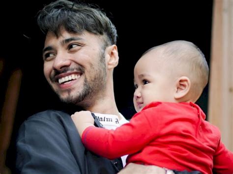 Potret Gaya Refal Hady Gendong Cipung Jadi Ajang Halu Netizen