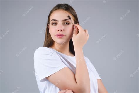 Premium Photo Female Model Shaping Brown Eyebrows Woman Eye With