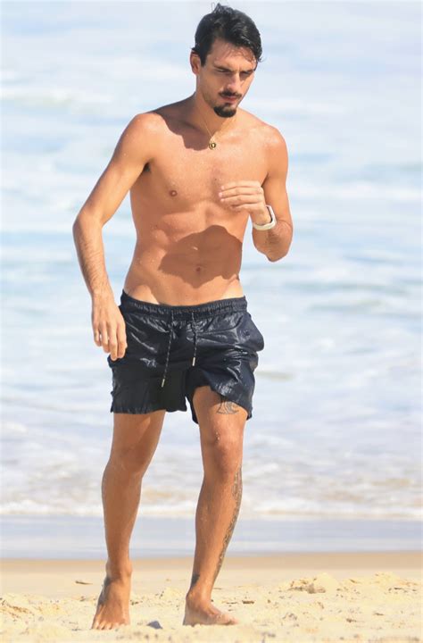 Brenno Leone Beija Loira Ao Curtir Dia De Praia No Rio Fotos