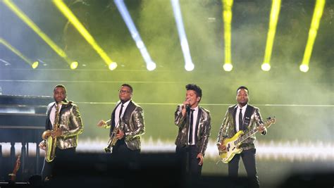 Bruno Mars Super Bowl Show Lights Up Twitter Too