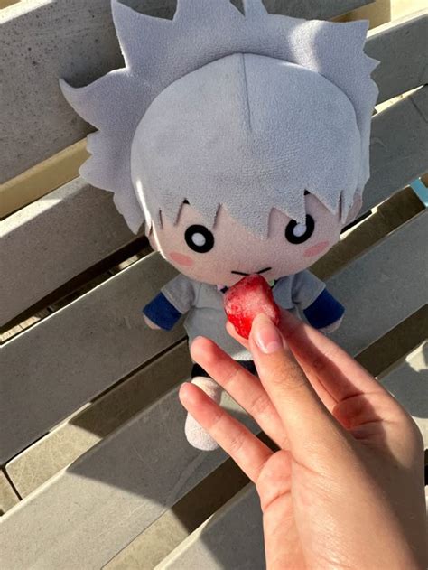 Killua Eating A Strawberry Логотип животные Аниме Логотип