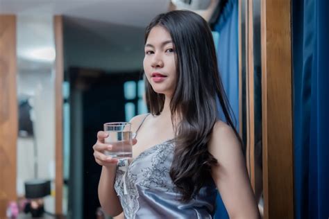 Sexy Mädchen Im Hotel Glückliches Schönes Trinkwasser Der Jungen Frau