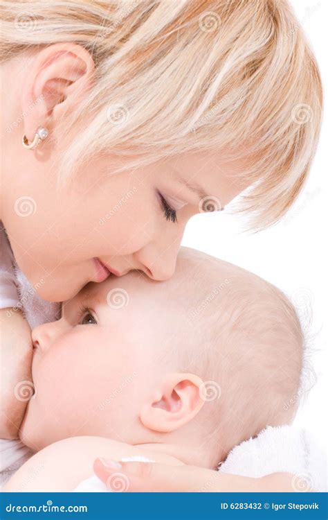 Beso De La Madre Y Amamantamiento De Su Beb Foto De Archivo Imagen De Beb S Amor