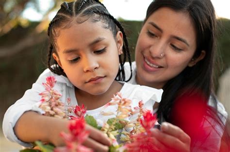 Mujer Pasando El Día De La Madre Con Su Hija Al Aire Libre En El Parque