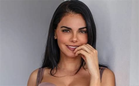 Livia Brito Posa En Elegante Chaleco De Piel Sin Camisa Fama