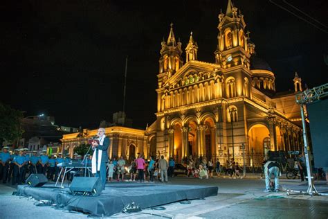 Imponente Fachada De La Iglesia Catedral Que Ahora Cuenta Con Iluminación