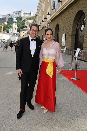 Stilkritik Andreas Scheuer Und Freundin Julia Geben Glamour Gas Bei Salzburger Festspielen
