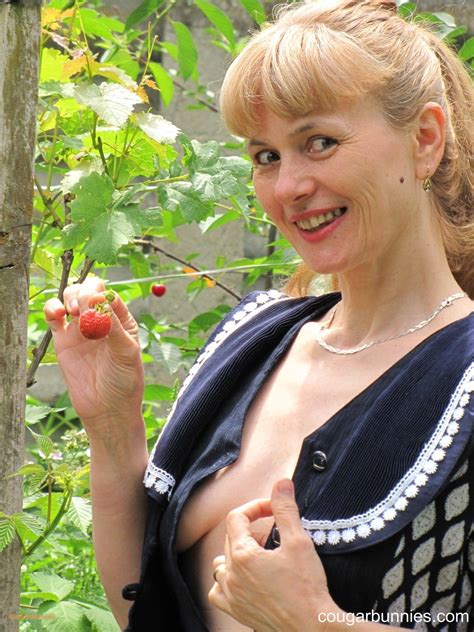 Stunning Mature Girl Doris Dawn Unveils Her Nice Figure Outdoors 15 Photos