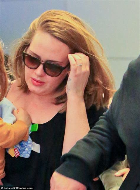 Adele Arrives In La Without Boyfriend Simon Konecki But With Band On