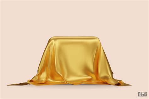 연단은 베이지색 배경에 격리된 금색 실크 조각으로 덮여 있습니다 금색 천으로 덮인 현실적인 상자 제품 화장품 프리젠테이션을 위한