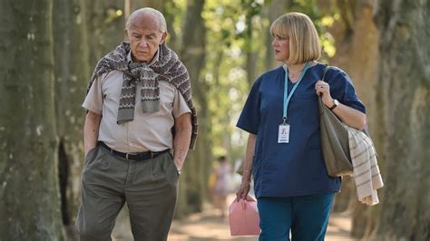 Revue Le Tatoueur Dauschwitz Le Drame De Lholocauste Du Paon