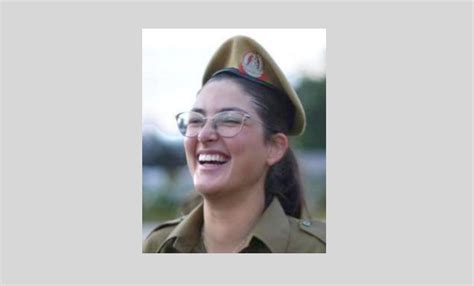 מיזם מרגש של תיכון שמיר בכפר סבא תעודות ההצטיינות לבוגרי בית הספר נכתבו בהתאם לכתב ידה של סמלת