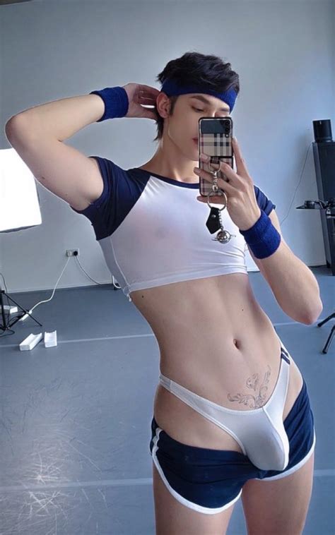 Foto De Faggot With A Big Bulge