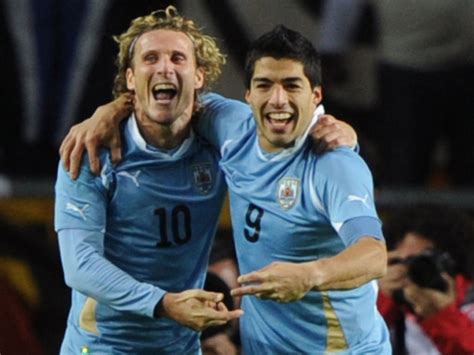 Transfer News Diego Forlan Urges Luis Suarez To Move To Manchester