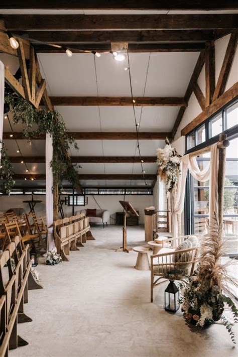 Trouwen In Oude Schuur Ceremoniestyling Boerderij Bruiloft Schuurbruiloft Schuur Bruiloft