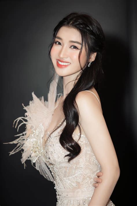 Phương Nhi át Vía đương Kim Miss International Tại Sân Bay Lần Này