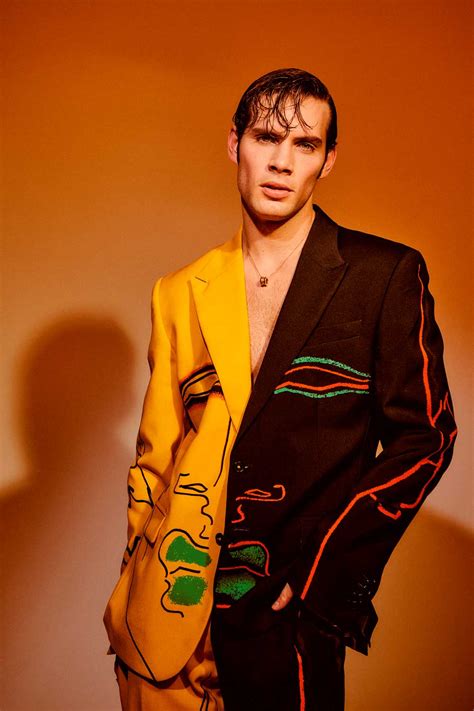 Pol Hermoso Interpreta A Una Estrella Del Rock En Esta Sesión De Fotos Glam