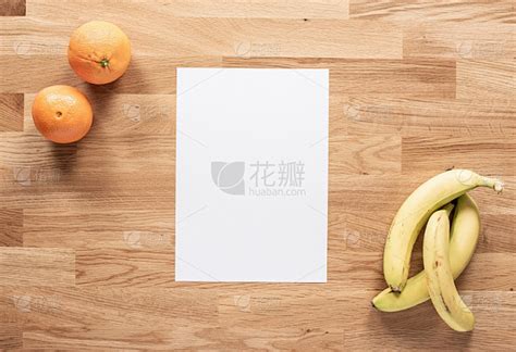 橘子和香蕉放在一张木桌上