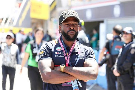 Tayc Fait Monter Une Jeune Femme Sur Scène à Son Concert à Casablanca Elle Reçoit Une Vague De