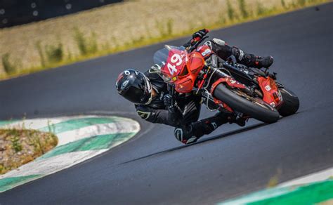Beaune Le Pilote De Moto Julien Ballais Qualifié Pour Les 24 Heures Du