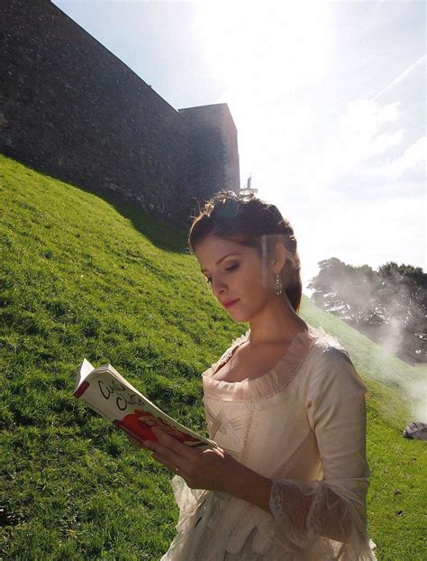 Anna Kendrick Scrolller