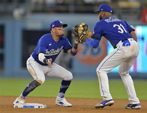 Dodgers News Dave Roberts Shouts Out Las Infield Defense Dodgers Nation