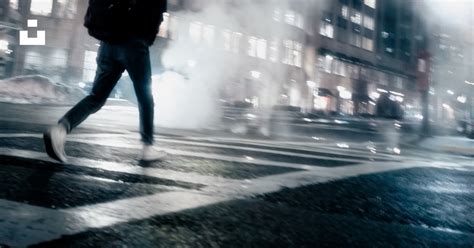 밤에 길을 가로 질러 걷는 남자 사진 Unsplash의 무료 보스턴 이미지