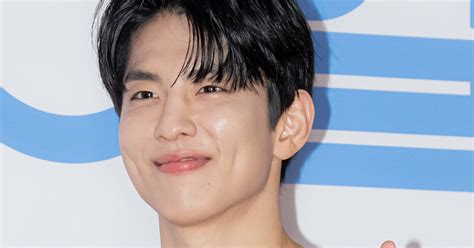 포토 임성균 훈훈한 손인사