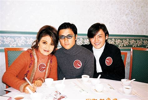 李泳豪兄弟反目分開約父母食飯 大孖李泳漢宴請施明晒三代同堂與李家鼎合照 星島日報