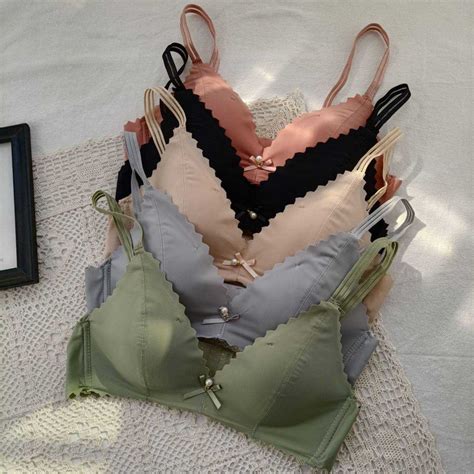 🧸brabrabra🧸 บราไร้โครง ชุดชั้นใน ใส่สบาย ผ้าลื่น มีฟองน้ำ ดันทรง Bra