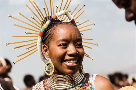 Na África Do Sul Milhares De Jovens Virgens Dançam Para O Rei Zulu