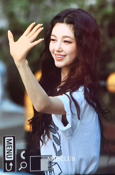 Pin By Bec Fiebiger On Danielle New Jeans Style New Hair Celebrities