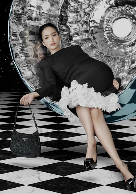 이슈유머 처음으로 프라다 캠페인 찍었다는 한국 연예인