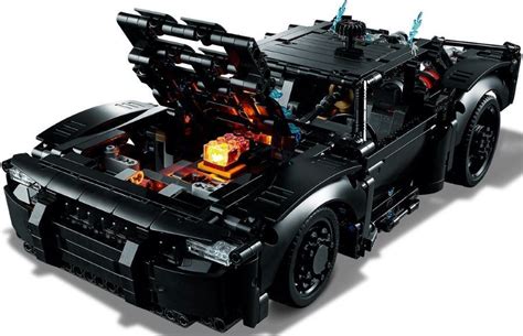 Блоковий конструктор LEGO Technic Бетмен: Бетмобіль (42127)