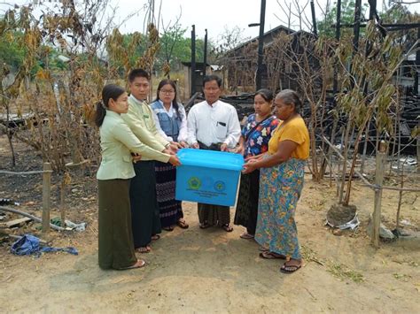 ပုဗ္ဗသီရိမြို့နယ်တွင် မီးဘေးသင့်အိမ်ထောင်စုအား ကယ်ဆယ်ရေးပစ္စည်းများနှင