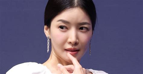 윤세아 비밀스러운 표정