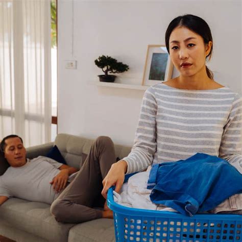 Women On Tiktok Are Realizing They Are Married Single Moms Yourtango Women On Tiktok Are Realizing They Are Married Single Moms Yourtango