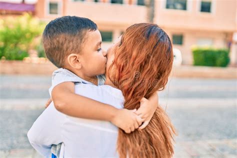 Adorable Madre Latina Y Su Hijo Sonriendo Feliz Abrazando Y Besando A