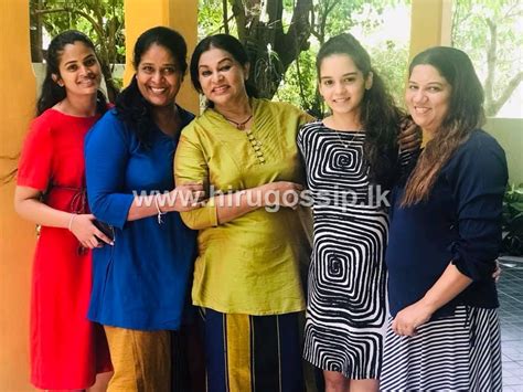 අම්මගෙ උපන්දිනේට සුබ පතන්න හිරු පවුලෙන් අපේ ගෙදර ආවා ප්‍රවිණ ගායන