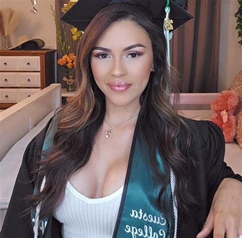 Cassandra Lynn