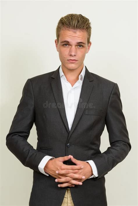 Retrato De Un Joven Y Apuesto Empresario Rubio Con Traje Foto De
