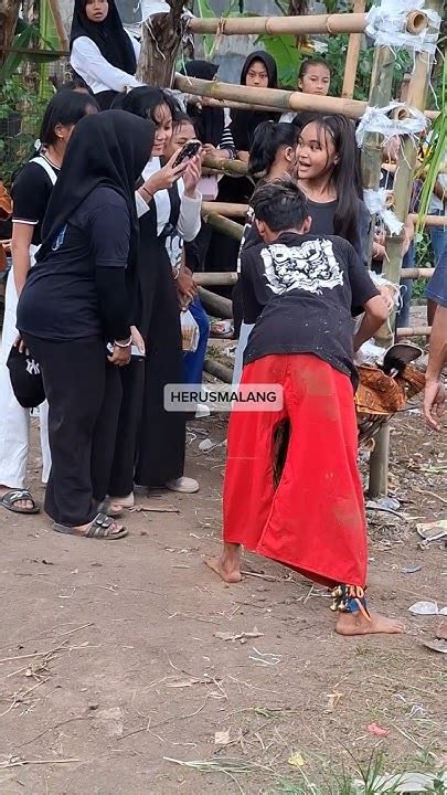 Mberot Datangi Penonton Cewek Shorts Bantengan Youtube