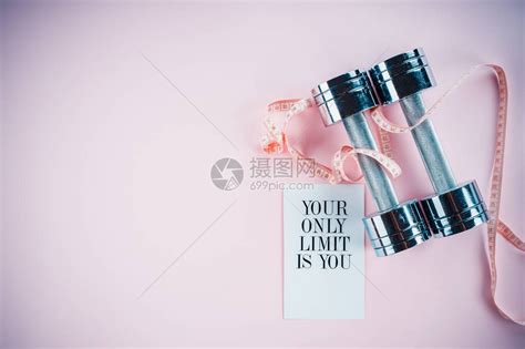 厘米粉红色背景中的哑铃高清图片下载 正版图片505994017 摄图网