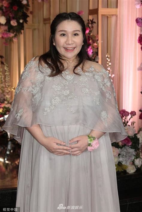何超盈怀孕六个月为闺蜜当伴娘 定制大号伴娘裙遮巨肚新浪图片