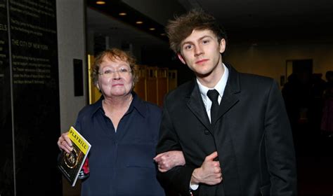 The Groundbreaking Writing Career Of S E Hinton