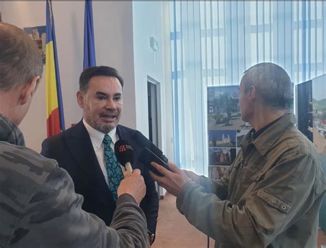 Falcă, cu o falcă-n cer și cu una în Austria
